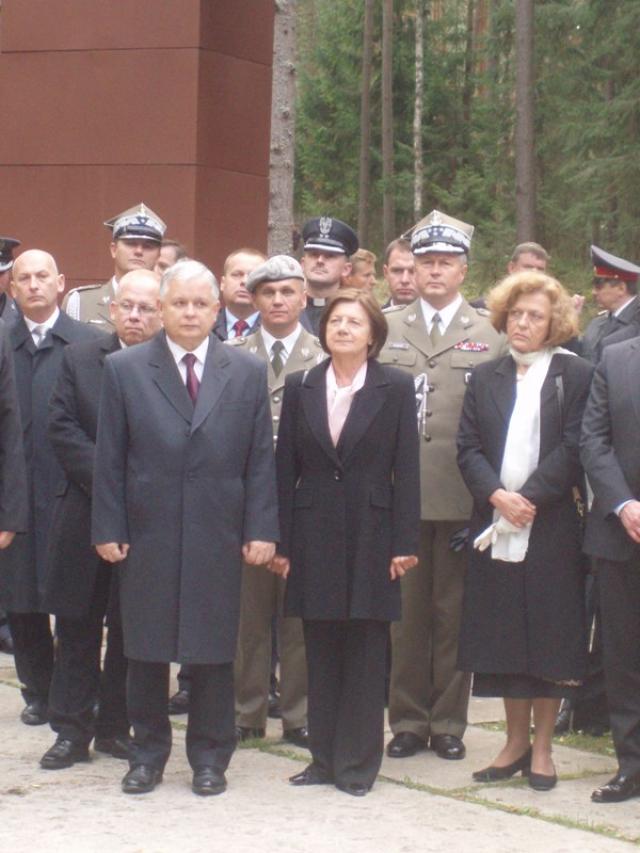Gen. dyw. Roman Polko na uroczystościach w Katyniu - Wydarzenia - Biuro ...